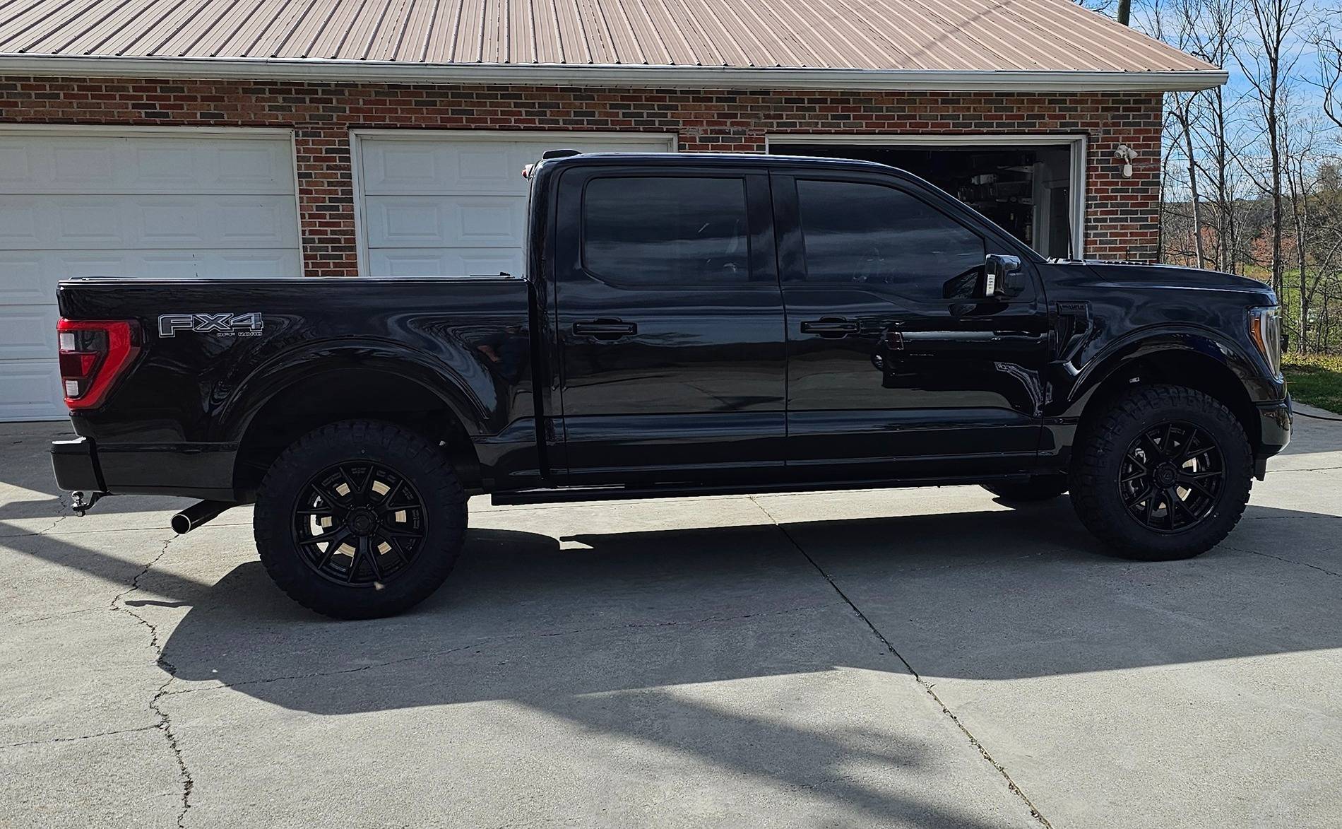Black Lariat Leveled on 295/60/R20 tires | F150gen14 -- 2021+ Ford F ...