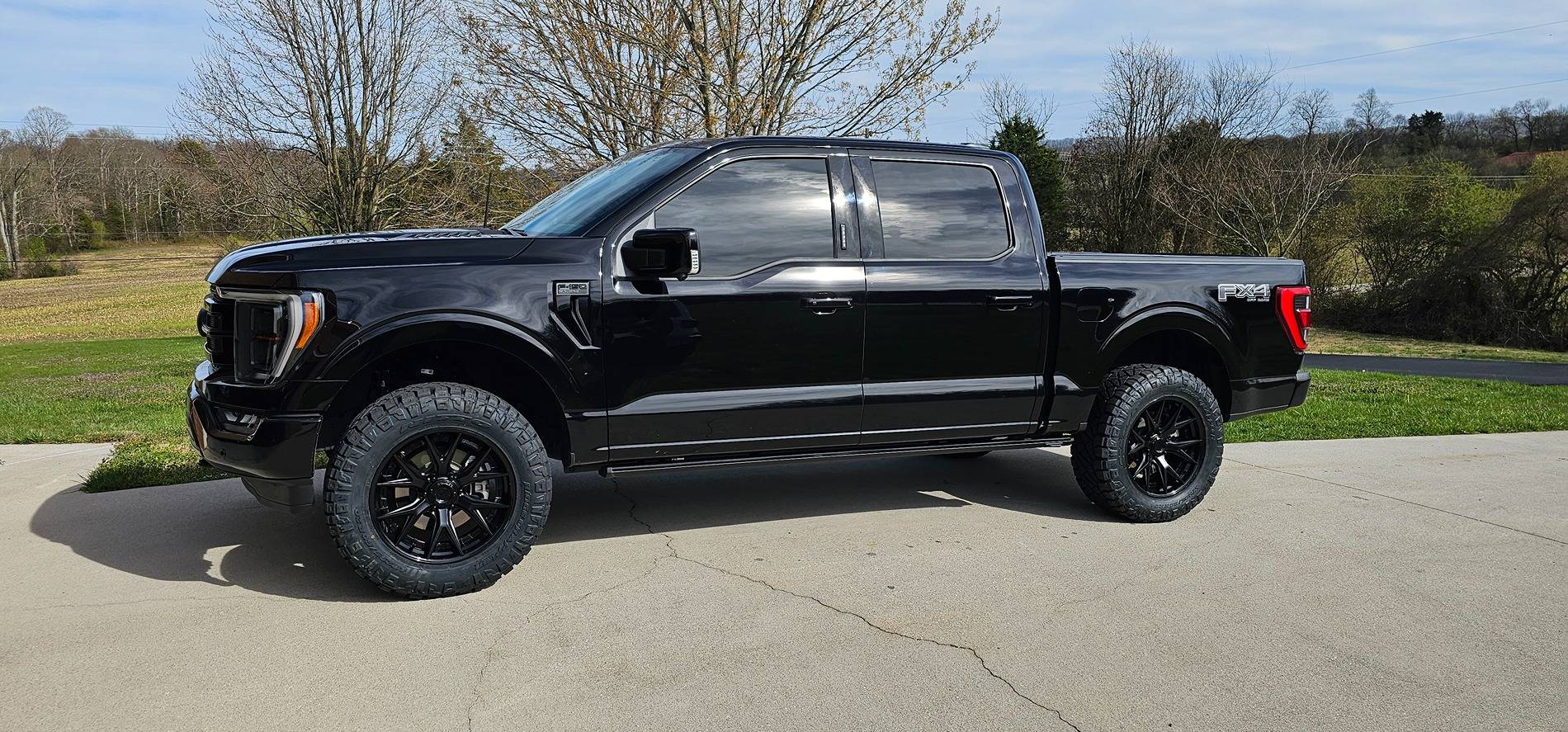 Black Lariat Leveled on 295/60/R20 tires | F150gen14 -- 2021+ Ford F-150, Tremor, Raptor Forum ...