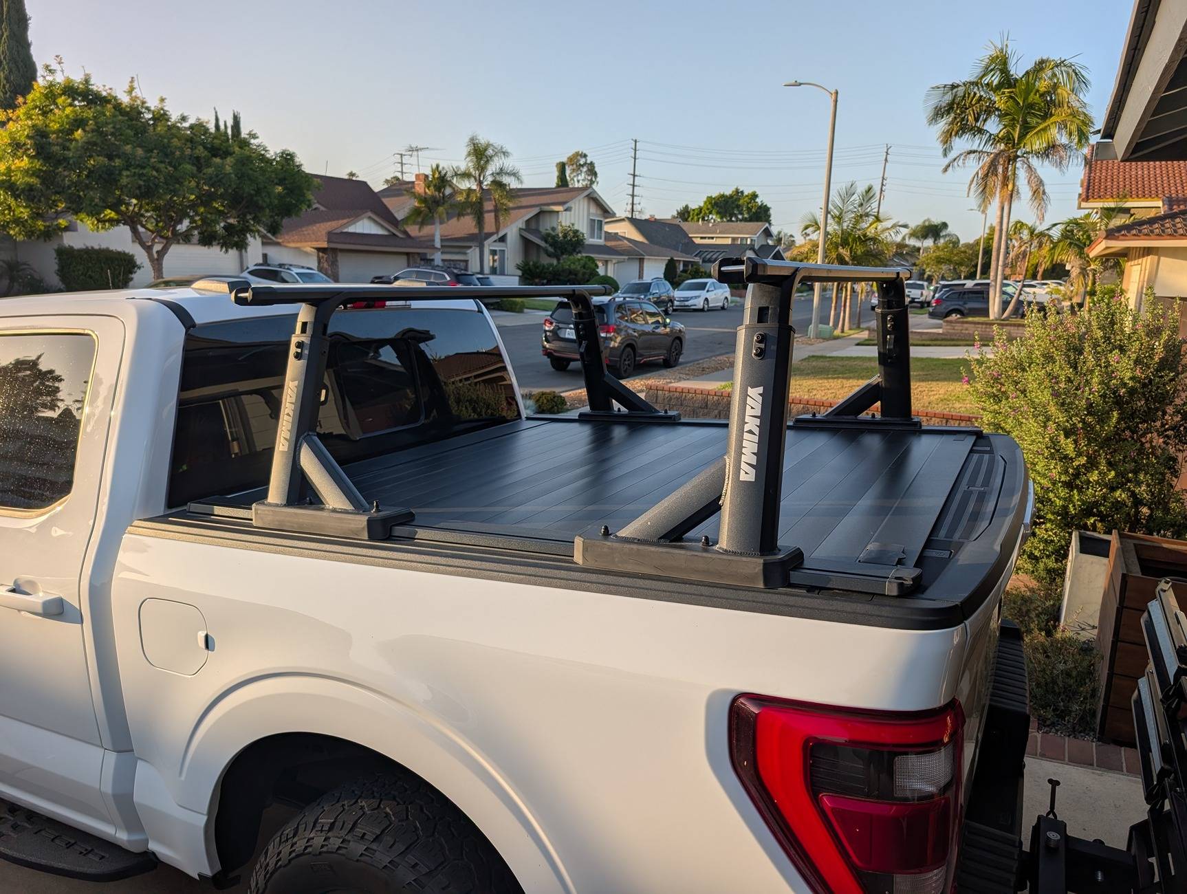 California - Retrax Pro XR Tonneau Cover & Yakima Overhaul HD Rack - 5. ...