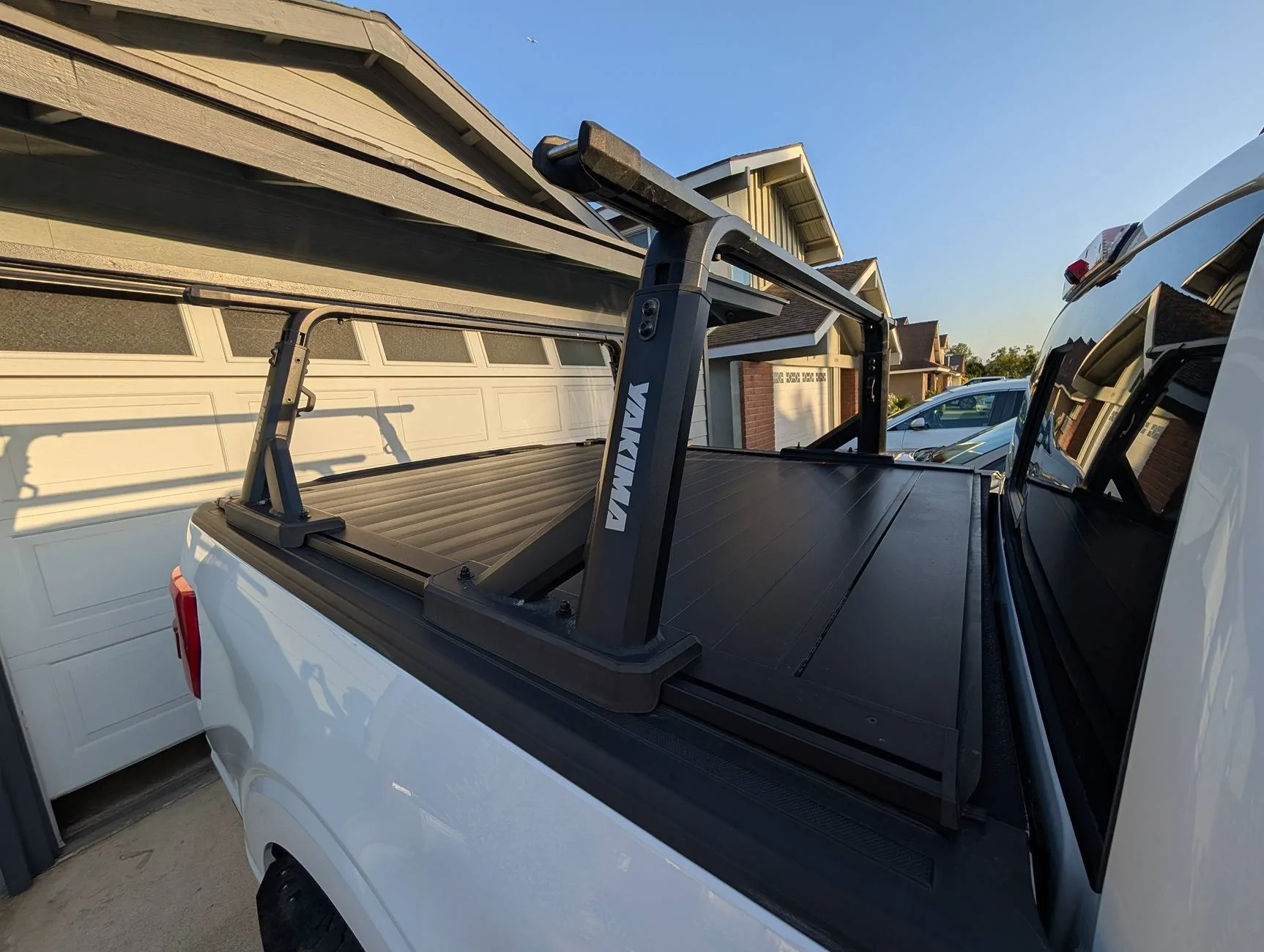 California - Retrax Pro XR Tonneau Cover & Yakima Overhaul HD Rack - 5. ...
